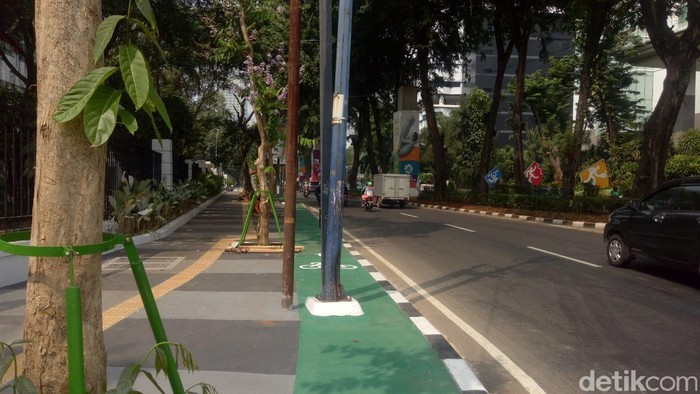 Penampakan Jalur Sepeda Berhalang Rintang Tiang di Gate GBK