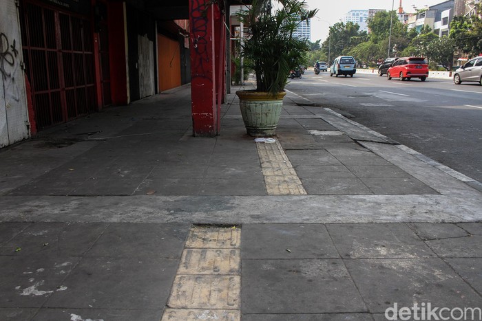 Kondisi Trotoar Gajah Mada yang Tak Ramah Difabel Kondisi Trotoar Gajah Mada yang Tak Ramah Difabel