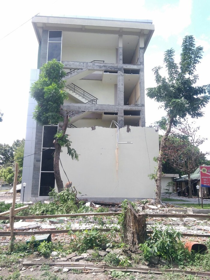 Gempa NTB, Dinding Gedung Universitas Mataram Runtuh