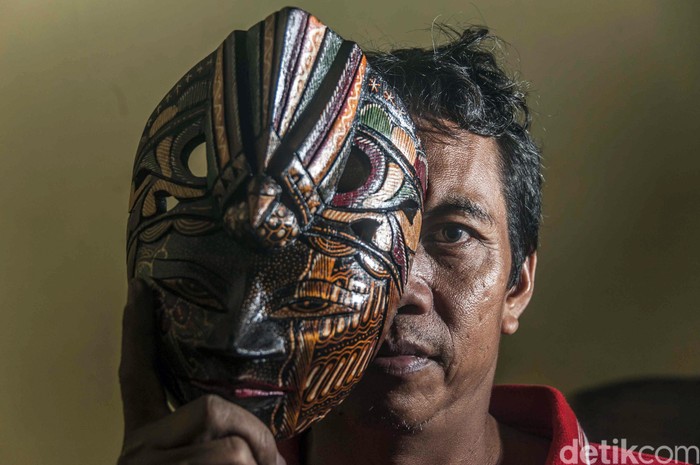 Potret Perajin Topeng Kayu yang Terkikis Zaman
