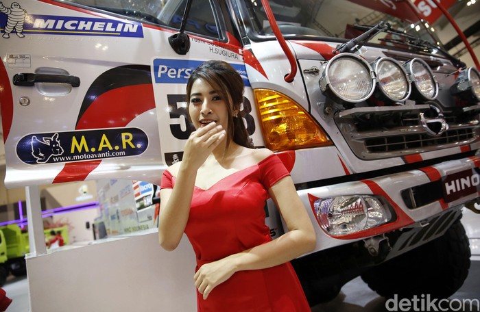 Senyuman Manis Para SPG Mobil Besar