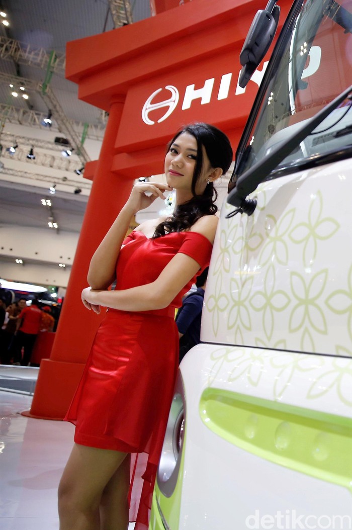 Senyuman Manis Para SPG Mobil Besar