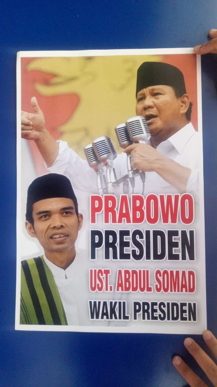 Foto: ACTA Pamer Poster Prabowo-Ustaz Abdul Somad