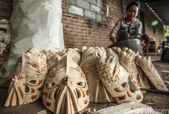 Potret Perajin Topeng Kayu yang Terkikis Zaman