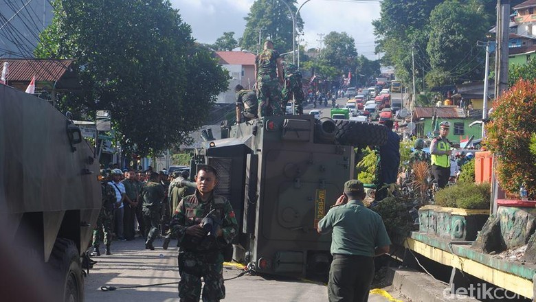 Panser Tarantula Terguling di Ambon, 2 TNI Luka-luka