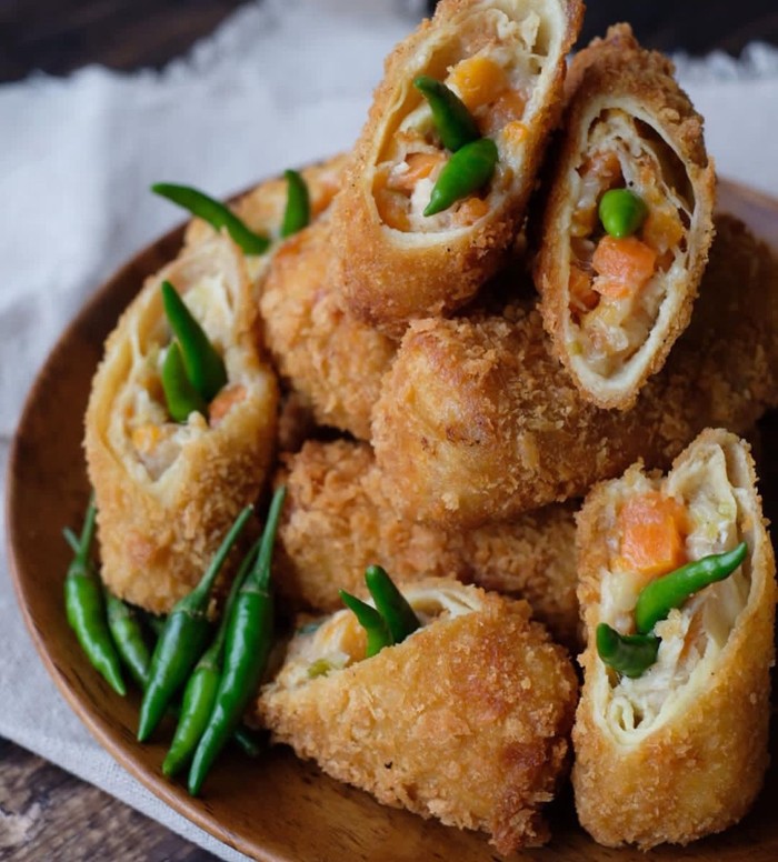Siapa Mau Ngemil Risoles Aneka Isi yang Gurih Hangat Ini?