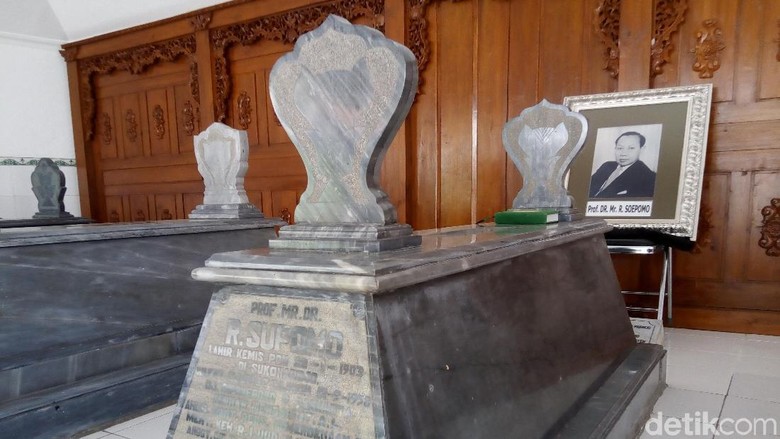 Mengunjungi Pusara Supomo, Profesor Muda Perumus UUD 1945