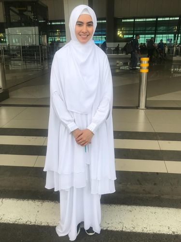 Intip Gaya Kartika Putri Saat Berangkat Haji, Bikin Adem Intip Gaya Kartika Putri Saat Berangkat Haji, Bikin Adem