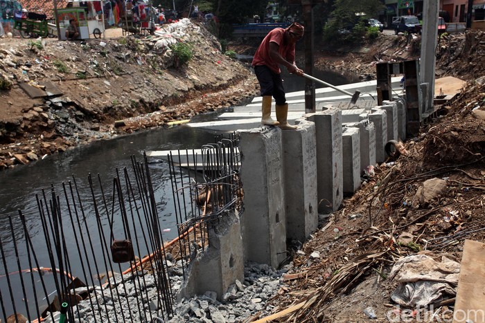 Pemasangan Turap di Kali Grogol Terus Dikebut
