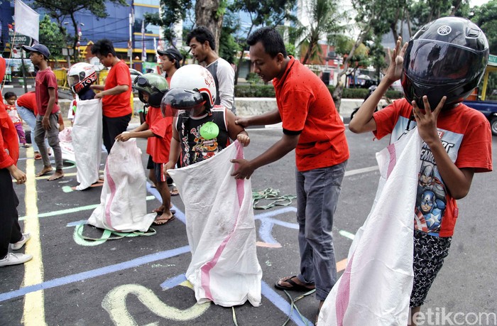 Serunya Lomba Balap Karung Pakai Helm