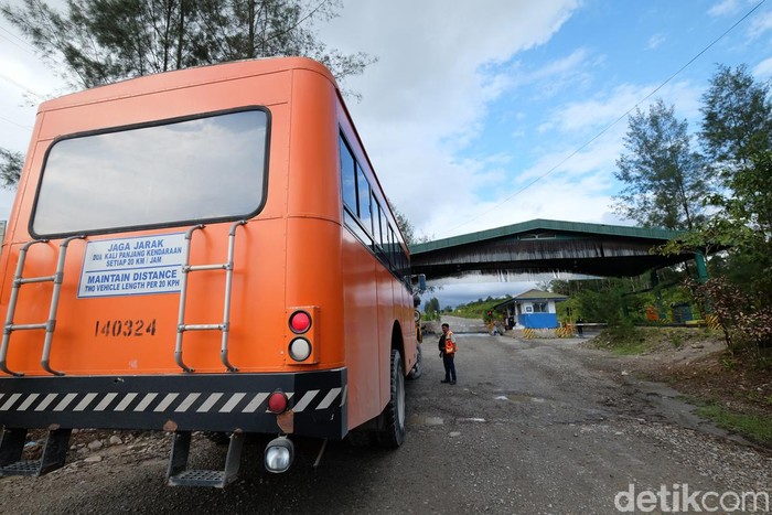 Bus Penakluk Jalur Maut Milik Freeport