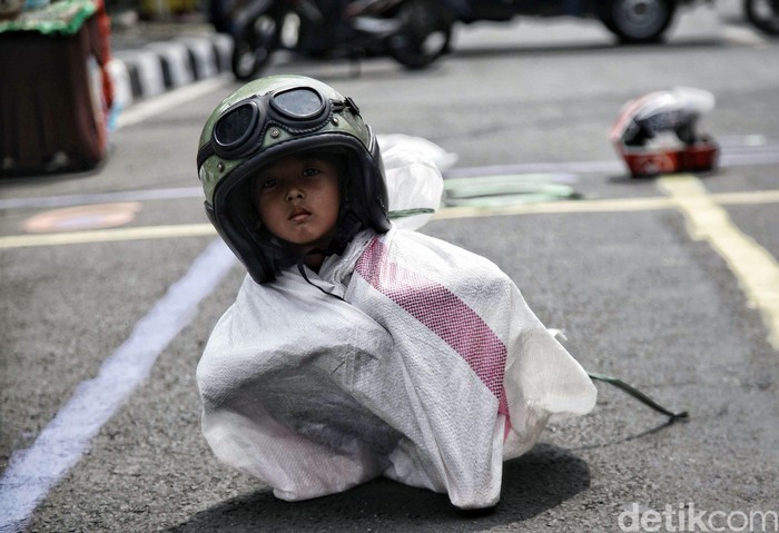 Serunya Lomba Balap Karung Pakai Helm