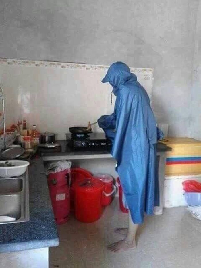 Kocak! Pakai Jas Hujan hingga Helm, Begini Jadinya Kalau Cowok Masak ... Kocak! Pakai Jas Hujan hingga Helm, Begini Jadinya Kalau Cowok Masak ...