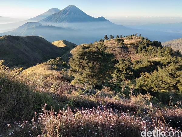 Foto: Menikmati Eksotisnya Golden Sunrise Prau
