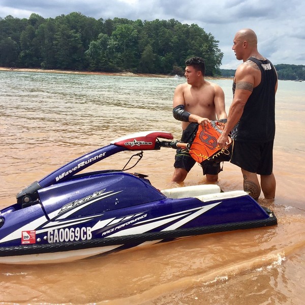 Foto: Saat Stuntman Kembaran 'The Rock' Pergi Liburan