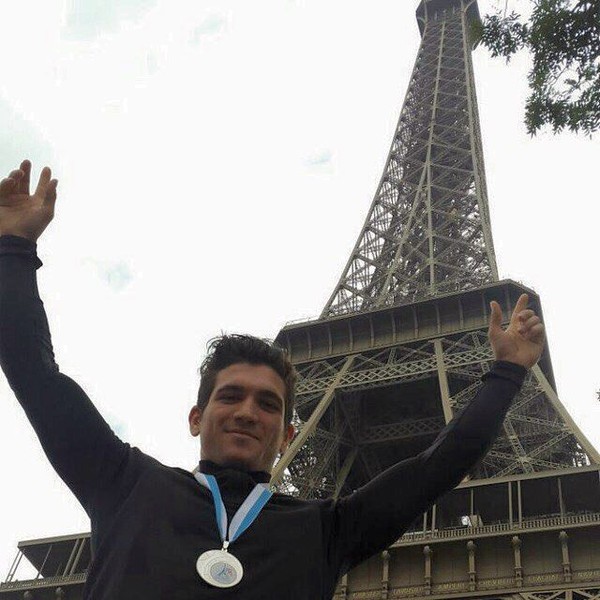 Gaya Traveling Reza Alipour, Si Tampan Atlet Speed Climbing Iran