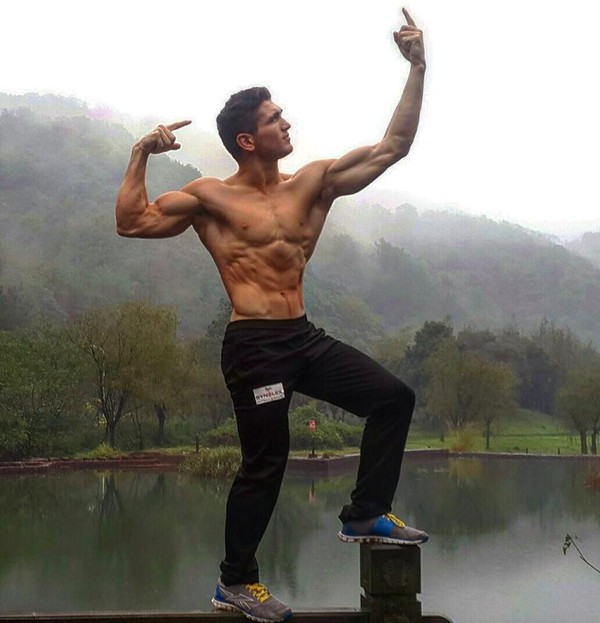 Gaya Traveling Reza Alipour, Si Tampan Atlet Speed Climbing Iran