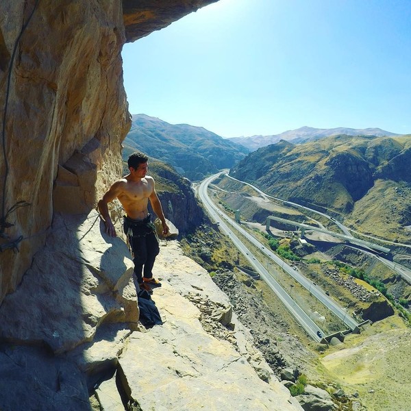 Gaya Traveling Reza Alipour, Si Tampan Atlet Speed Climbing Iran