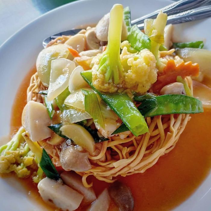 I Fu Mie Berkuah Kental Ini Bikin Makan Siang Makin Mantap