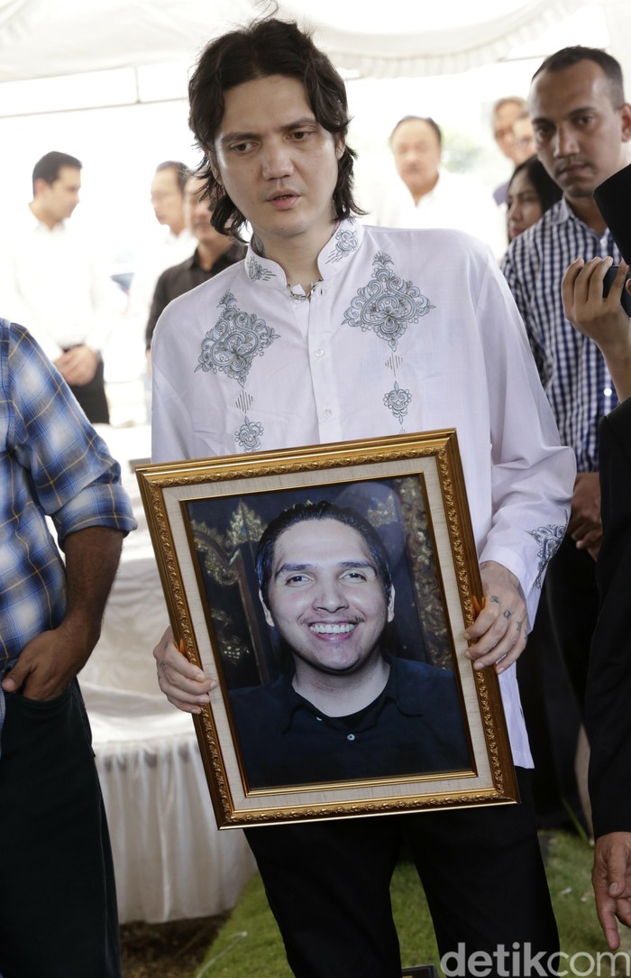 Duka Keluarga di Pemakaman Faldy Albar