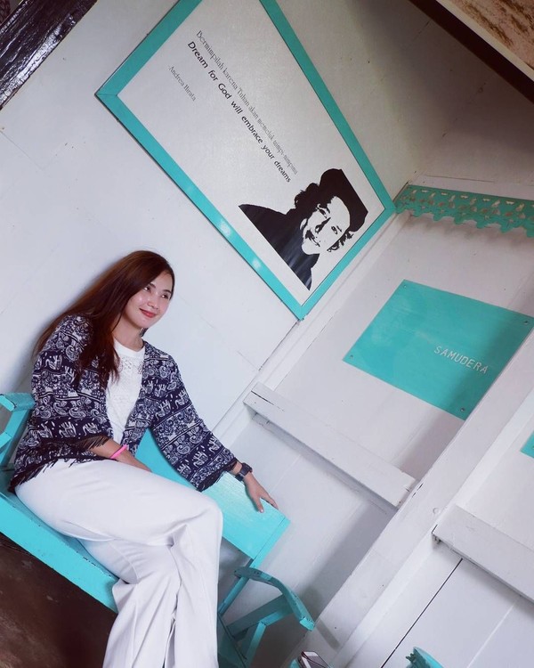 Foto Liburan Wewey Wita, Si Cantik Jago Silat Peraih Emas