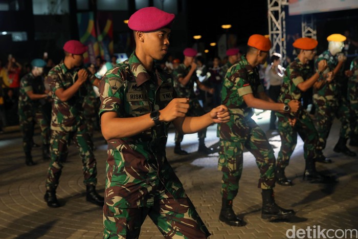 TNI-Polri Goyang Poco-poco di Pesta Atlet Asian Games