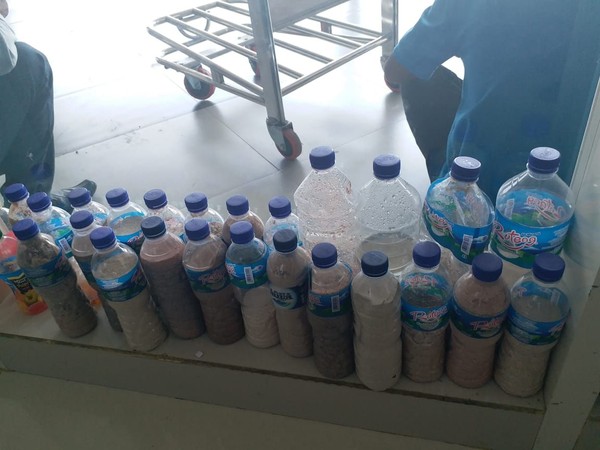 Foto: Botol Berisi Pasir Pantai yang Disita di Bandara Komodo