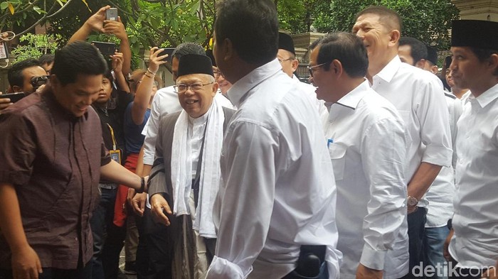 Ganti Baju, Erick Thohir Pakai Seragam Timses Jokowi Ganti Baju, Erick Thohir Pakai Seragam Timses Jokowi