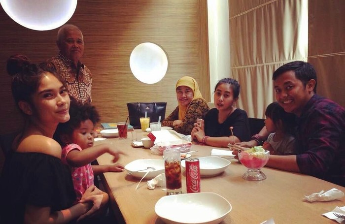 Ini Pose Cantik Garneta Haruni Saat Makan Bersama Sang Putri