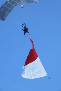 Bikin Kagum, Ini Aksi 8 Penerjun Marinir di Sail Moyo Tambora 2018