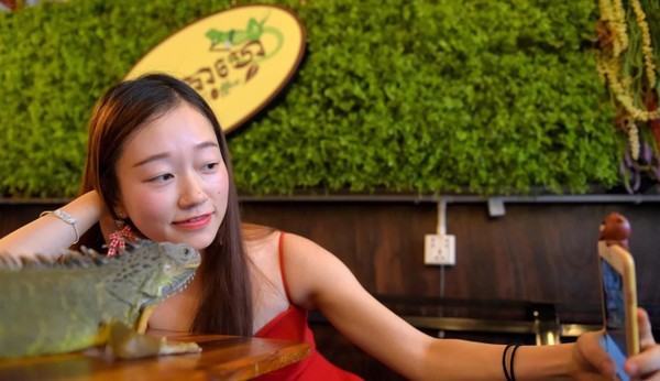 Foto: Selfie Bareng Ular & Kalajengking di Kafe Ini, Berani?