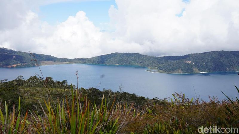 Foto: Pantai Pasir Putih di Atas Pegunungan Papua Barat