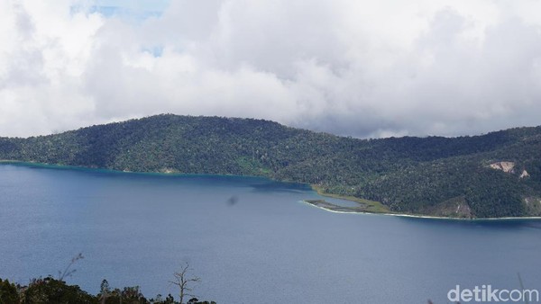 Foto: Pantai Pasir Putih di Atas Pegunungan Papua Barat