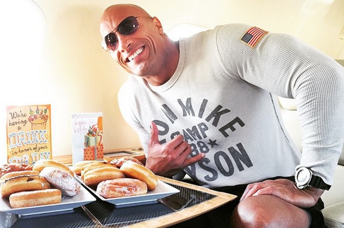 So Sweet! Momen Dwayne Johnson 'The Rock' Saat Makan Bersama Keluarga