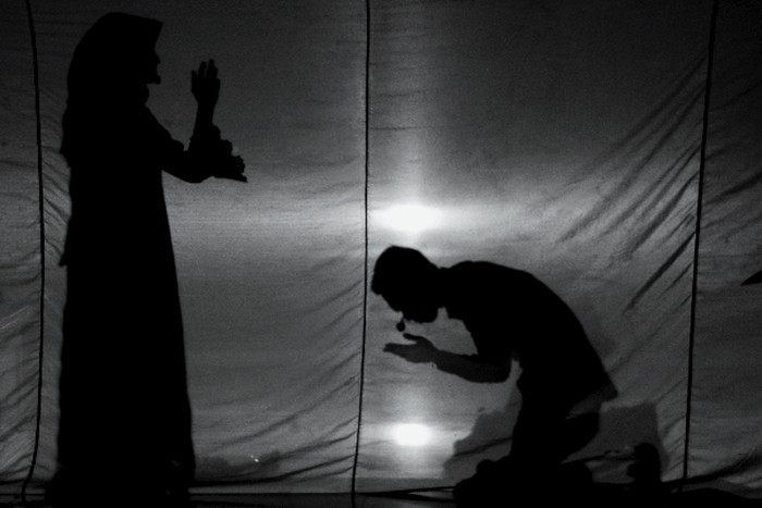 Bersimpuh, dan tunduk