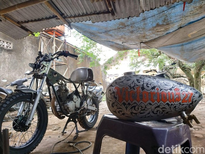 Kerennya Modifikasi Tangki Motor Lewat Sentuhan Batik