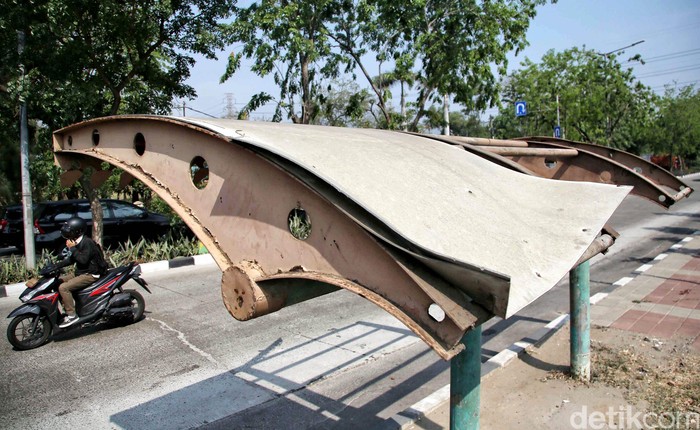 Atap Hilang, Begini Penampakan Mirisnya Halte Taman BMW