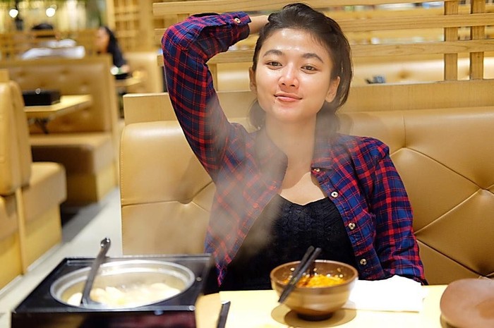 Cantiknya Briptu Dara Intan, Polwan yang Suka Makan Cotton Candy