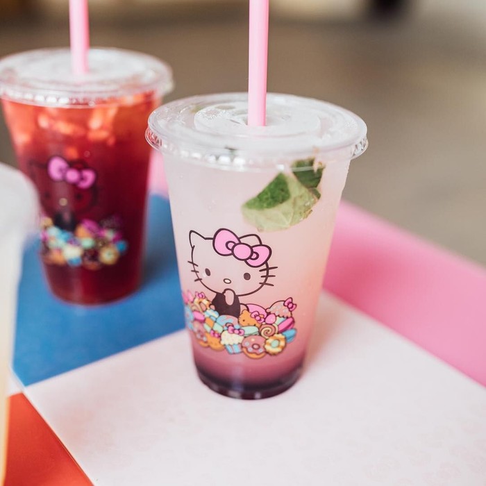 Gemasnya! Makan 'Hello Kitty' di Kafe Imut Serba Pink