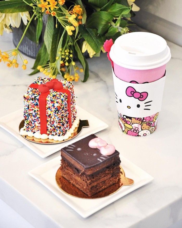 Gemasnya! Makan 'Hello Kitty' di Kafe Imut Serba Pink