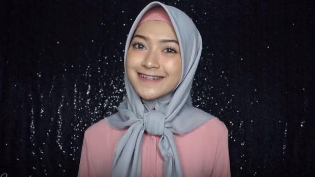 7 Tutorial Hijab Segi Empat Simpel Ala Youtuber Cantik Bandung 7 Tutorial Hijab Segi Empat Simpel Ala Youtuber Cantik Bandung