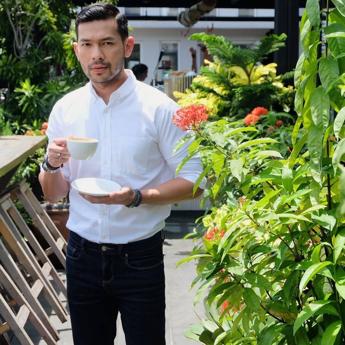 Presenter Rian Ibram Sering Pamer Pose Keren Saat Ngopi