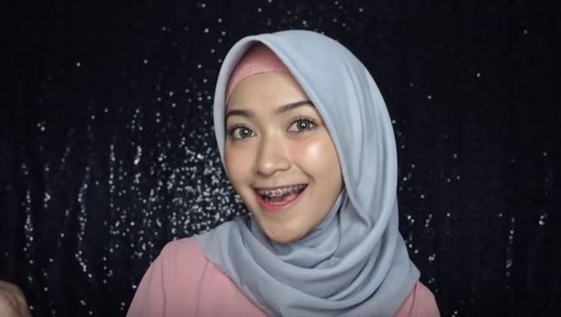 7 Tutorial Hijab Segi Empat Simpel Ala Youtuber Cantik Bandung 7 Tutorial Hijab Segi Empat Simpel Ala Youtuber Cantik Bandung
