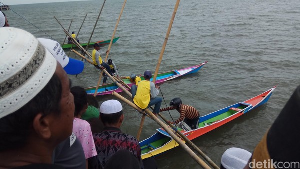 Foto: Seru! Balapan Perahu Nelayan Tradisional Maros