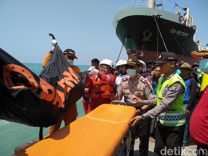 Tiga ABK KM Cahaya Bahari Jaya yang Hilang Ditemukan Tiga ABK KM Cahaya Bahari Jaya yang Hilang Ditemukan