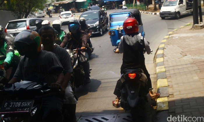 Jangan Ditiru! Pemotor Lawan Arah di Underpass Manggarai