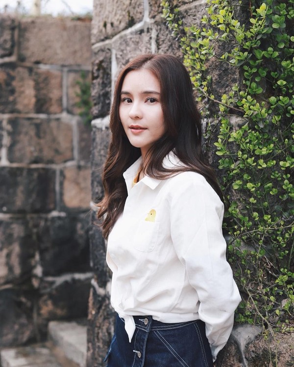 Aom Sushar, Artis Cantik Thailand yang Suka Jalan-jalan