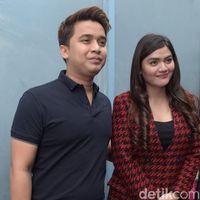Bruk! Kaca Belakang Mobil Axel Andaviar Hancur Diseruduk Truk Tronton