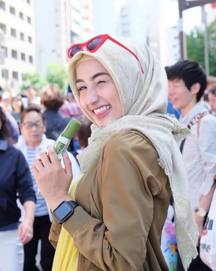 Cantiknya Dokter Nadia Alaydrus Saat Minum Es Kelapa di Pinggir Pantai