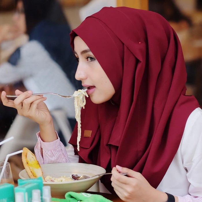 Cantiknya Dokter Nadia Alaydrus Saat Minum Es Kelapa di Pinggir Pantai